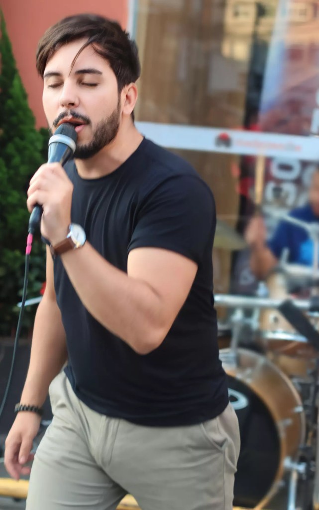 Entrevista com o músico brasileiro Gil Carvalho, que está fazendo maior sucesso no Rock Nacional ...